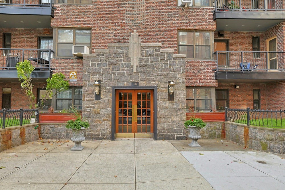 30 Clinton Place #4C, New Rochelle, NY 10801 - BHGRE