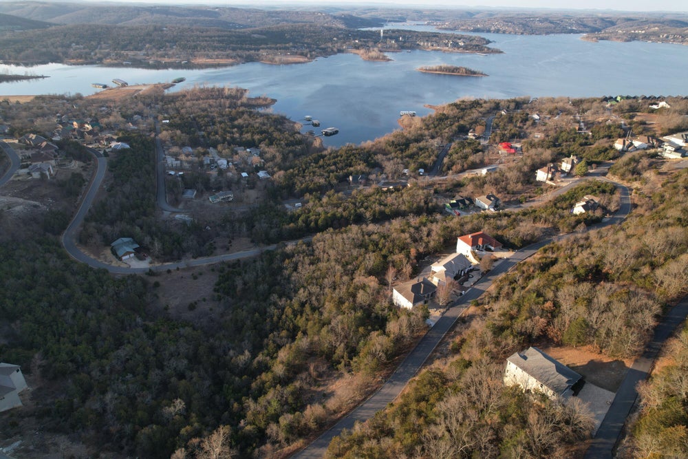 300 Samaras Way, Hollister, MO 65672 - BHGRE