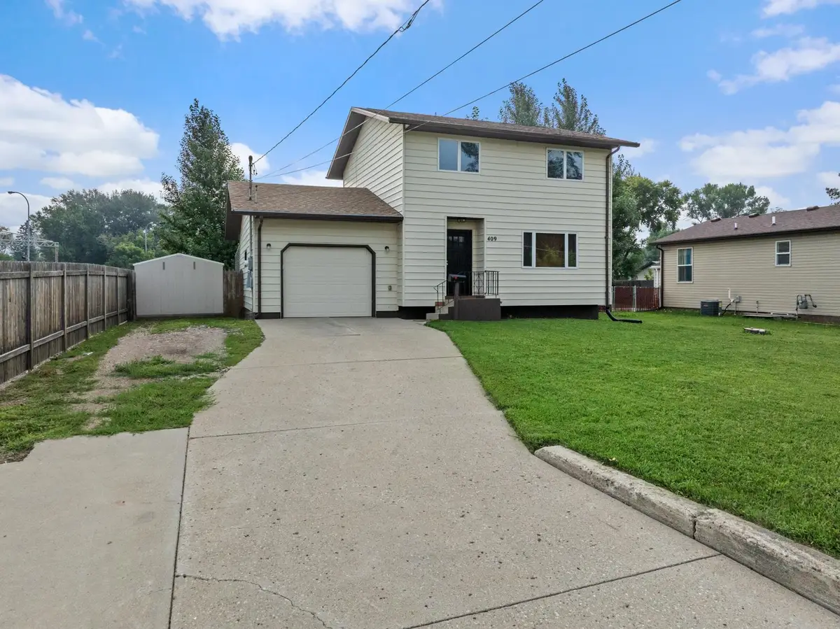 409 19TH ST SE, Minot, ND 58701 | Joyful Living by BHGRE